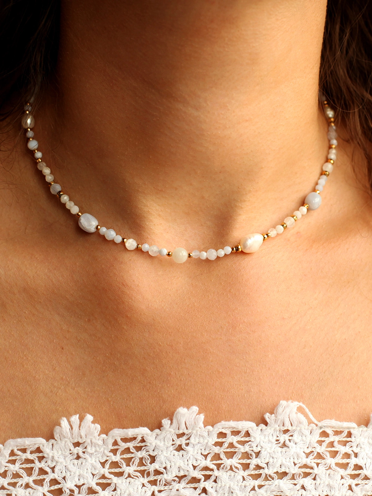 Naszyjnik SU Alivio z kamienia księżycowego, chalcedonu i pereł złoty ...